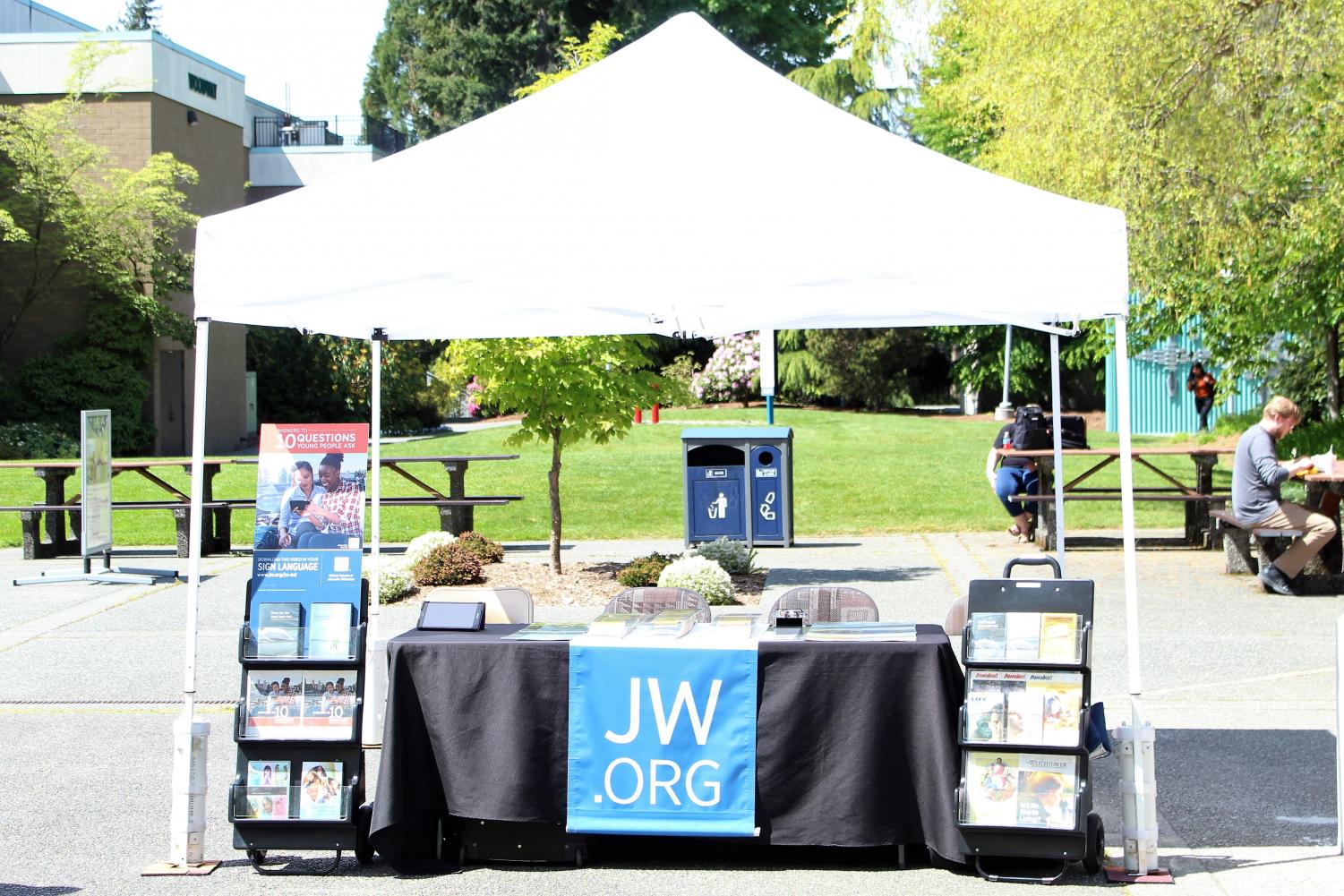 Jehovah’s Witnesses on Campus: Who Are They? – The Triton Review
